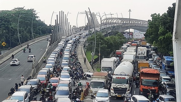 Tol Arah Cikampek Ditutup, Jl Ahmad Yani Bekasi Menuju Jalur Pantura ...